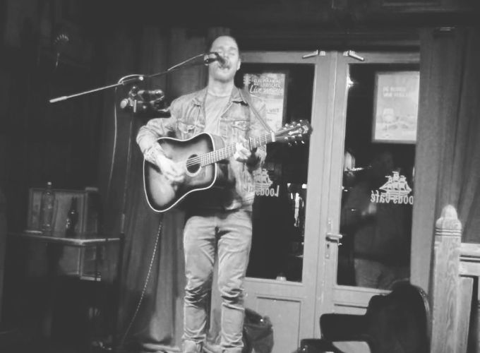 Scott Mc Watt in Loods Café - VVV Vlieland